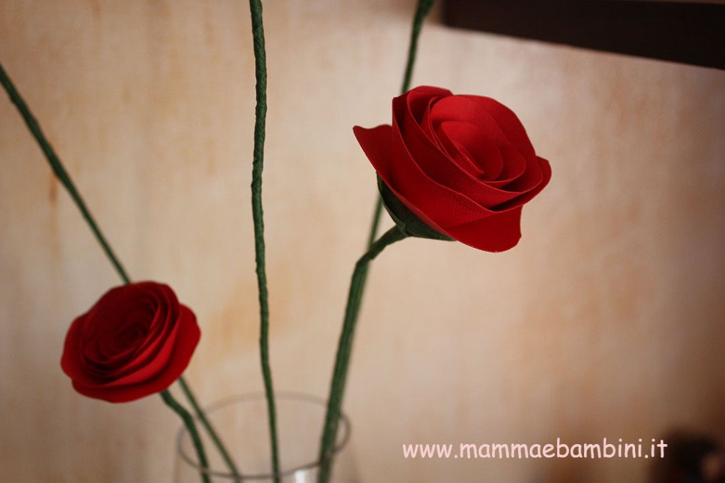 Come realizzare dei fiori di carta con gambo - Mamma e Bambini