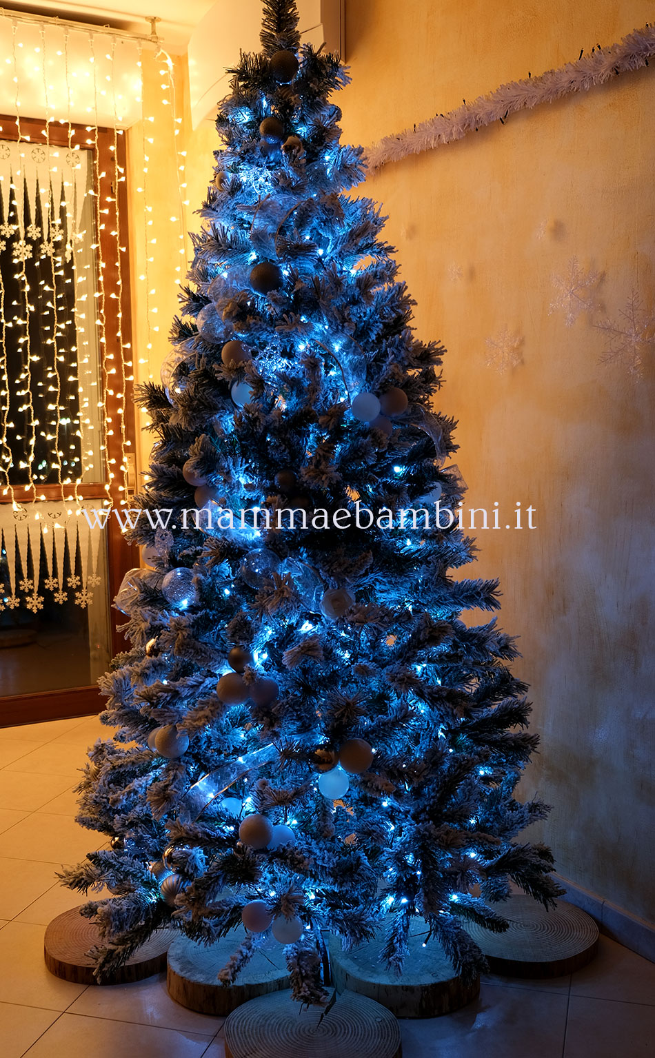 Albero di Natale con neve - Mamma e Bambini