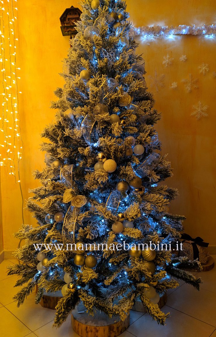 Albero di Natale con neve - Mamma e Bambini