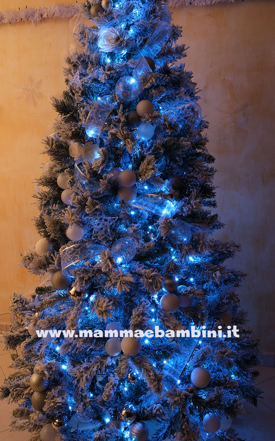 Albero di Natale con neve - Mamma e Bambini
