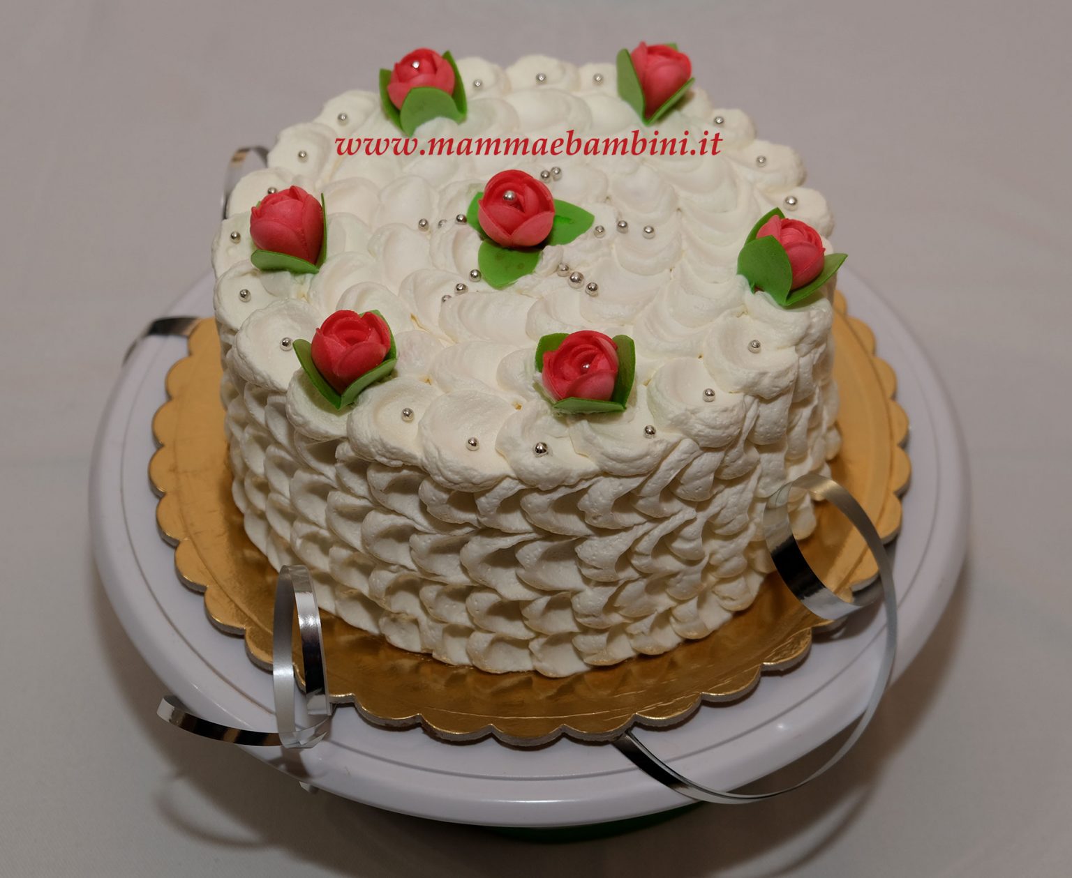 Torta compleanno con panna decorazione a petalo - Mamma e Bambini