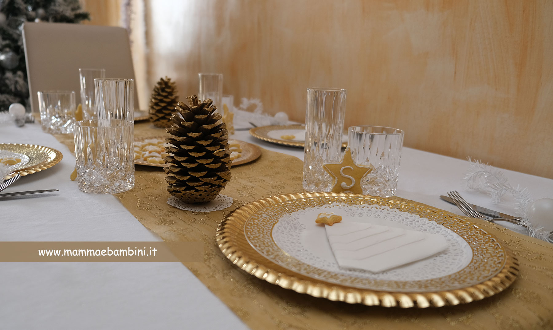 Apparecchiare la tavola a Natale color oro - Mamma e Bambini