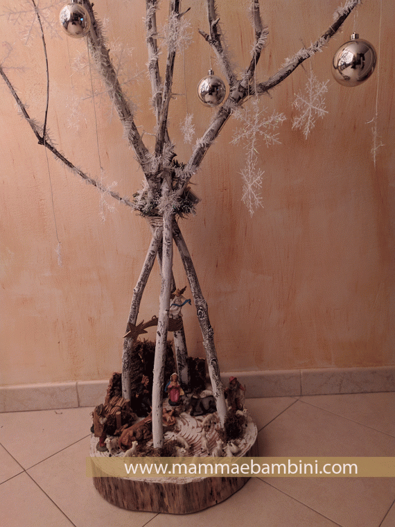 Composizione con rami d'albero per Natale - Mamma e Bambini