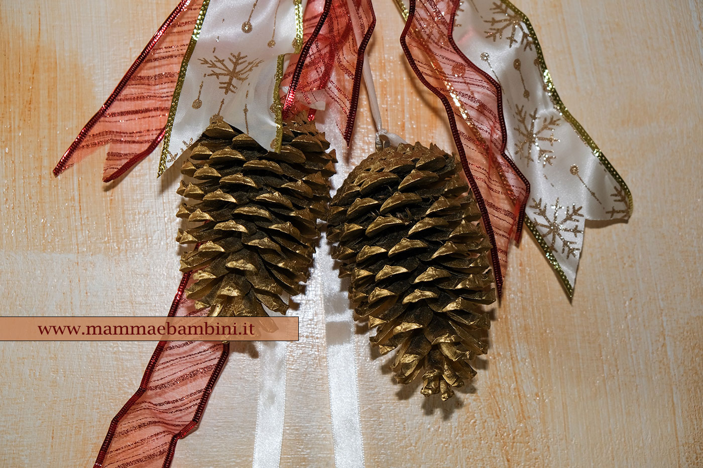 Decorazioni natalizie da appendere con pigne - Mamma e Bambini