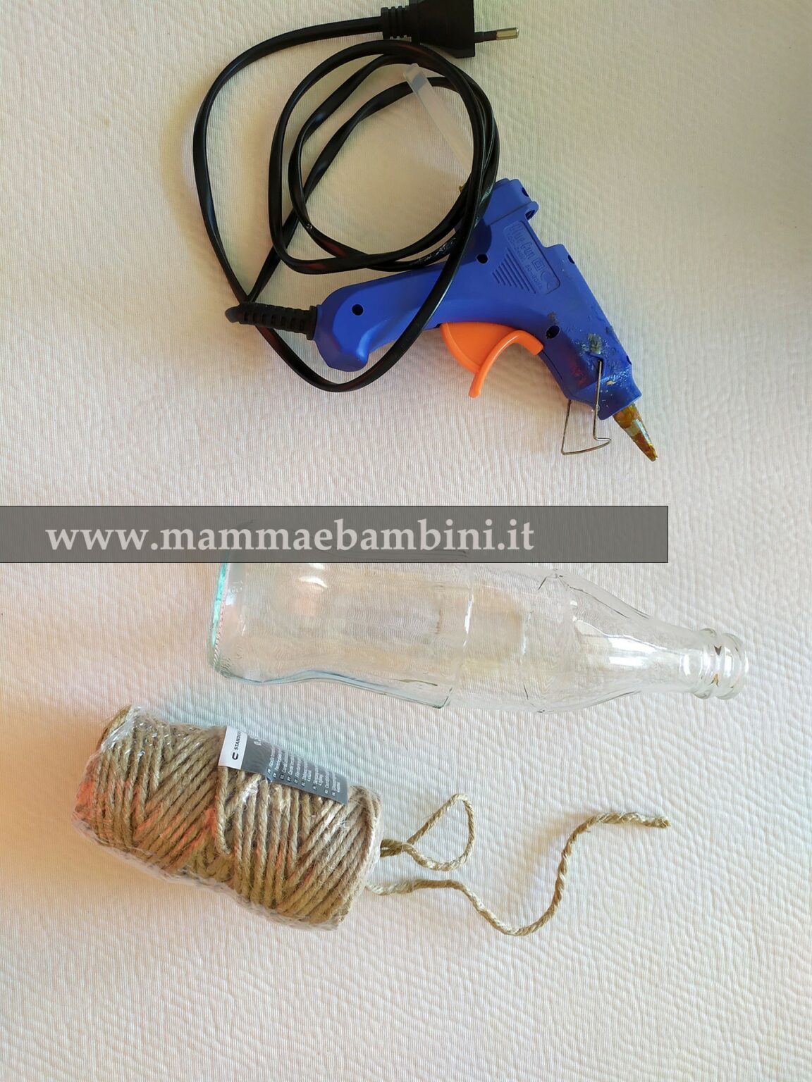 Decorare una bottiglia con lo spago - Mamma e Bambini