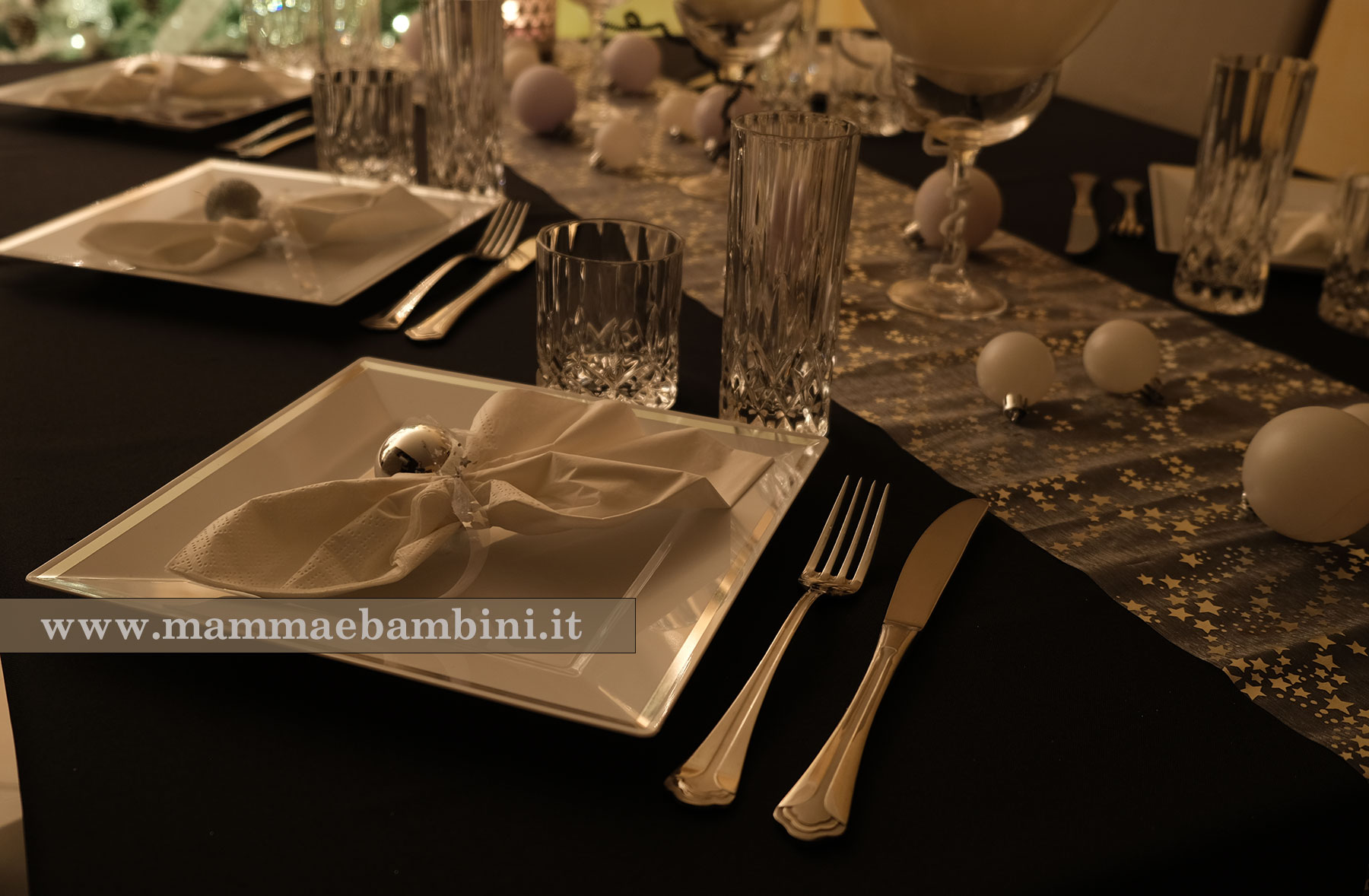 Tavola apparecchiata elegante colore argento - Mamma e Bambini