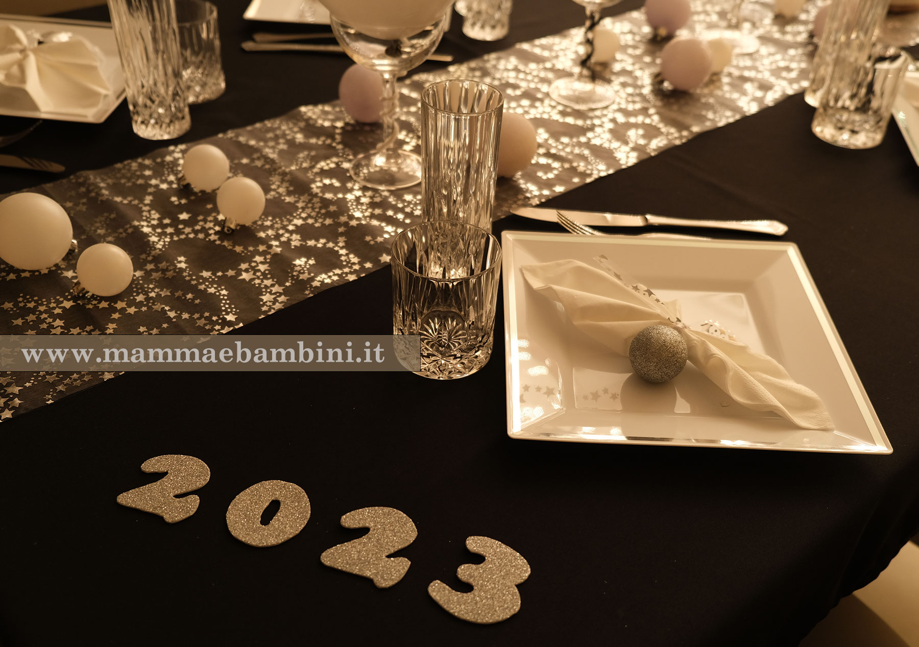 Tavola apparecchiata elegante colore argento - Mamma e Bambini