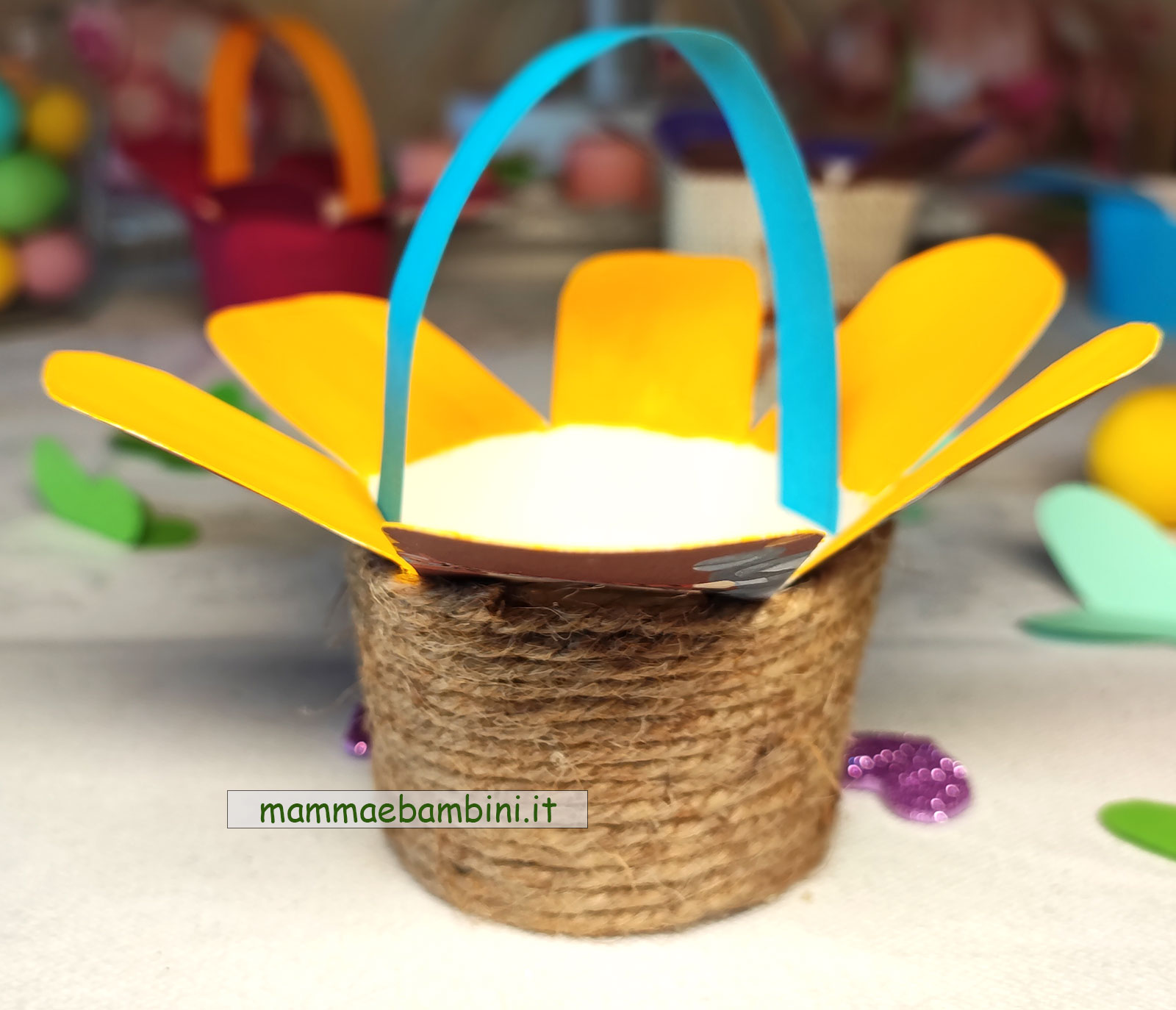 Cestino con bicchiere di carta - Mamma e Bambini