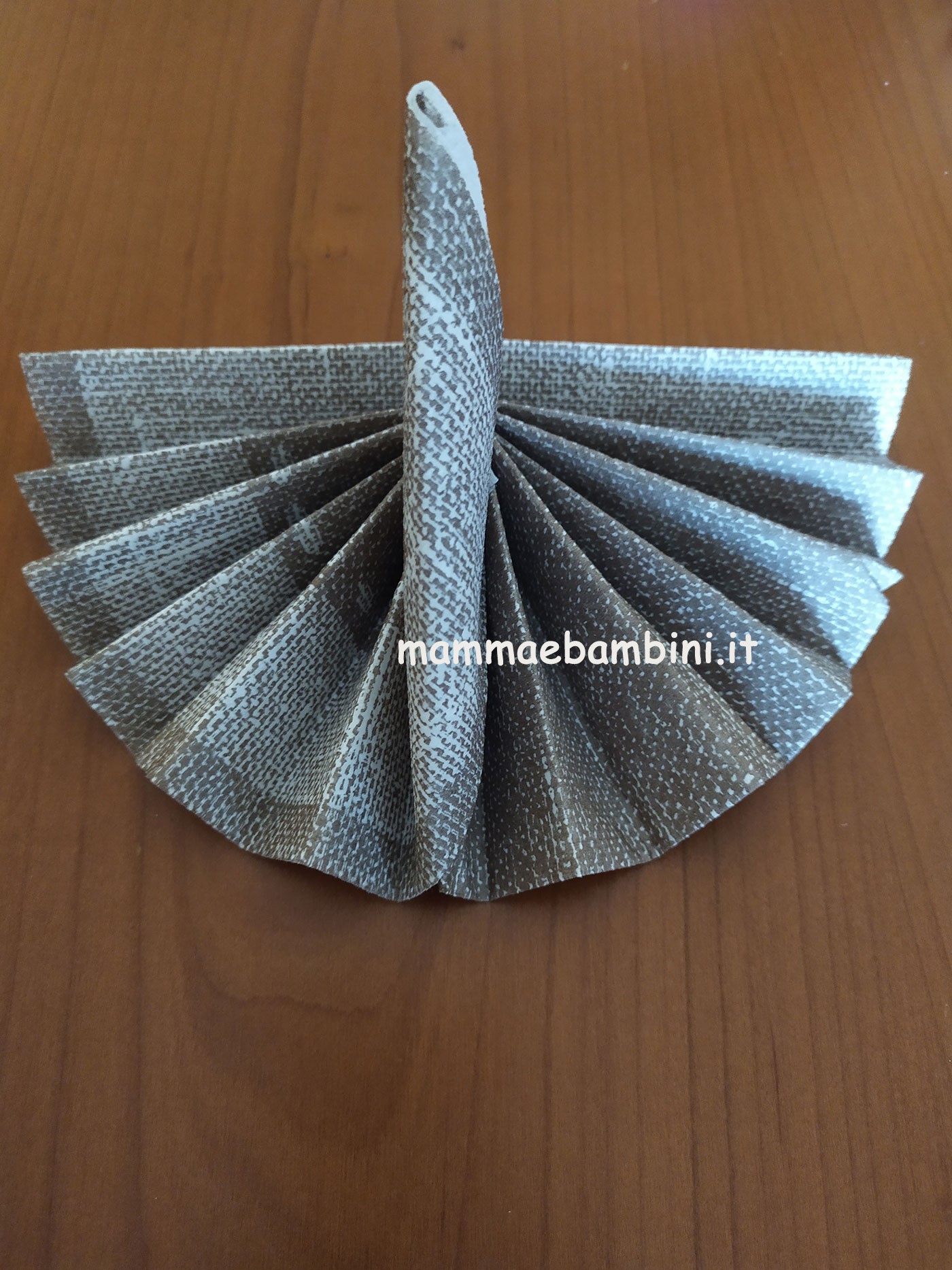 Tutorial come piegare tovaglioli a tavola - Mamma e Bambini