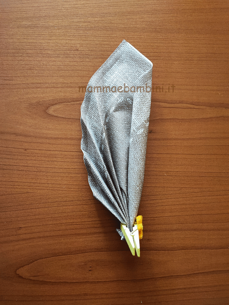 Tutorial piegare tovagliolo di carta - Mamma e Bambini