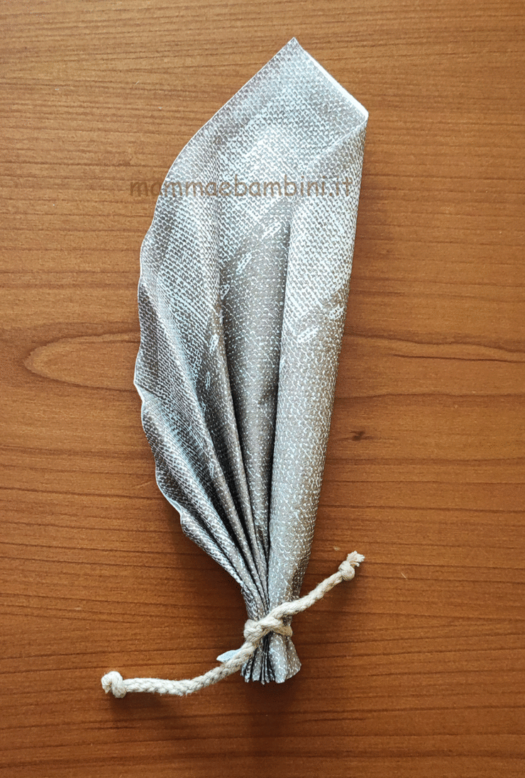 Tutorial piegare tovagliolo di carta - Mamma e Bambini