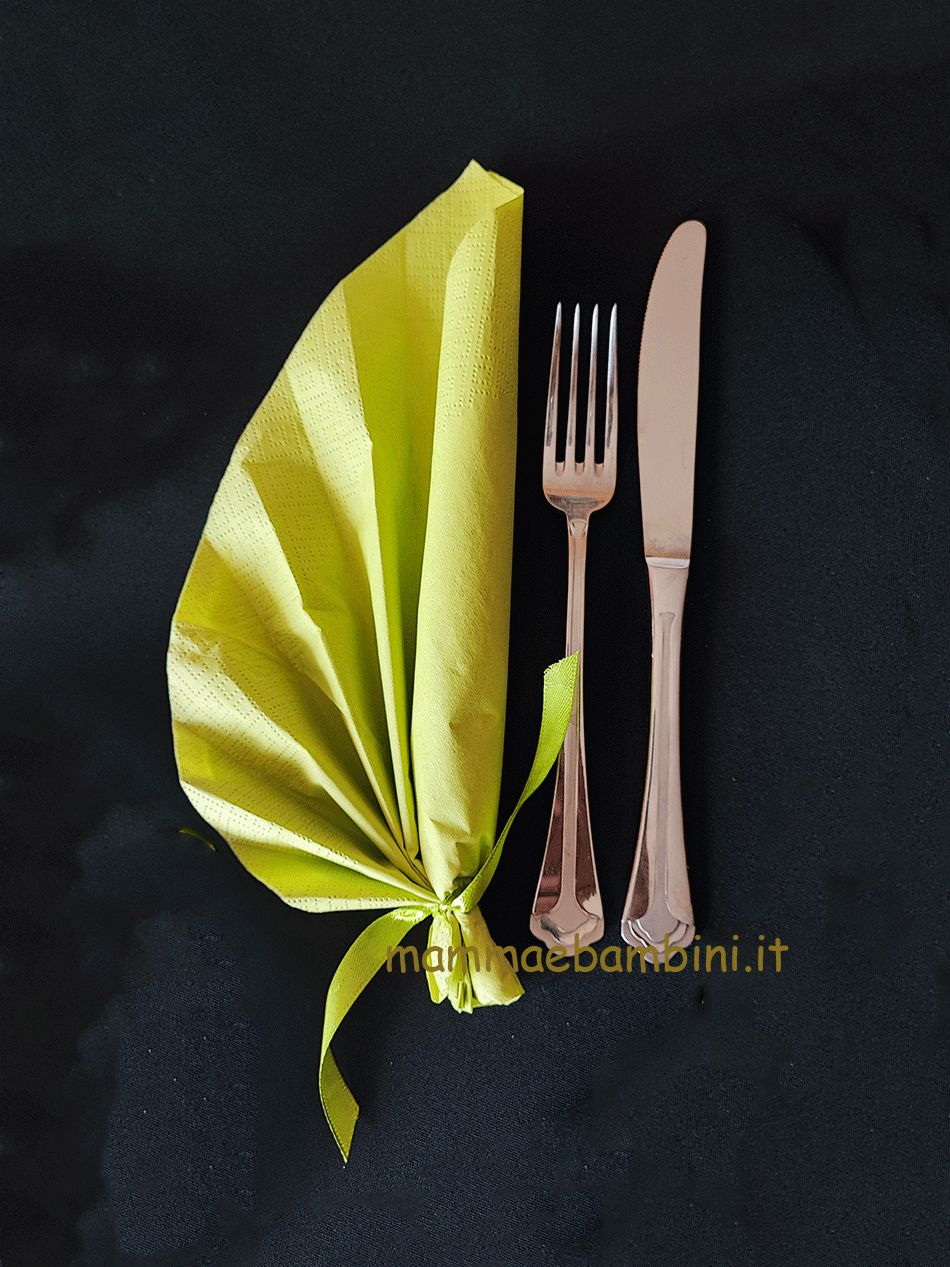 Tutorial piegare tovagliolo di carta - Mamma e Bambini